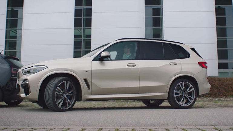 Η νέα BMW X5 παρκάρει μόνη της - Zougla